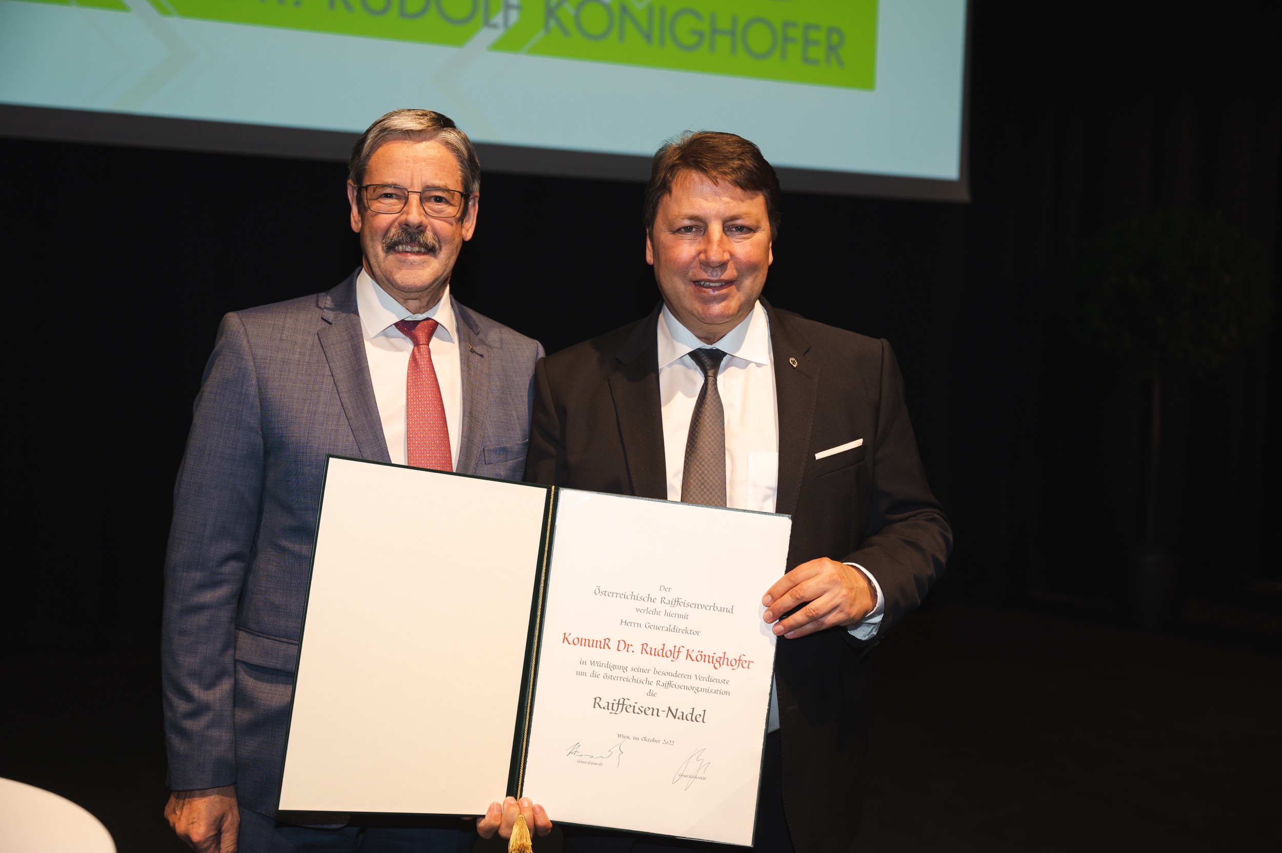 Raiffeisen-Nadel zum 60er von Generaldirektor Rudolf Könighofer