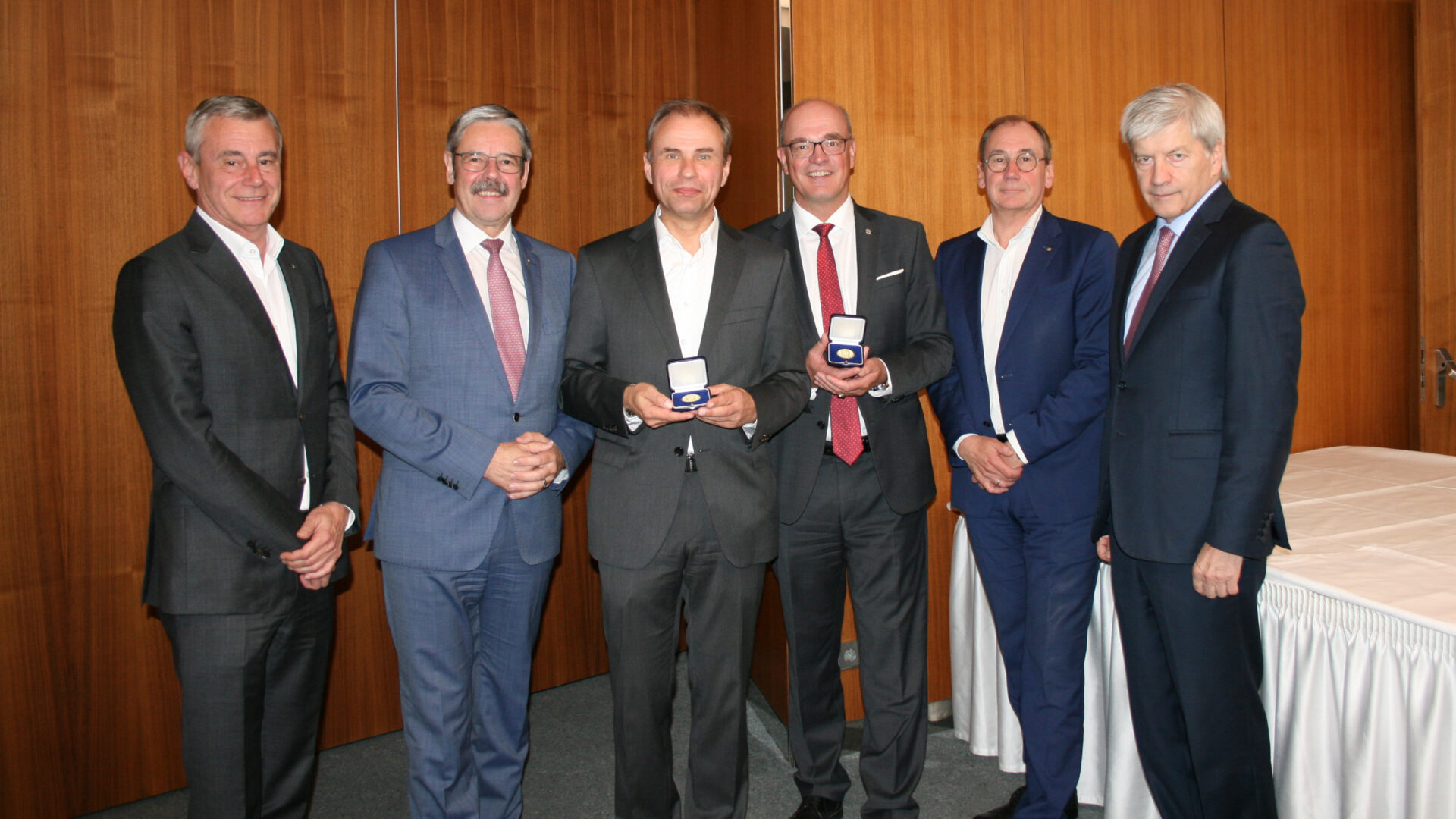 Gold für zwei Vollblutbanker - Raiffeisenzeitung